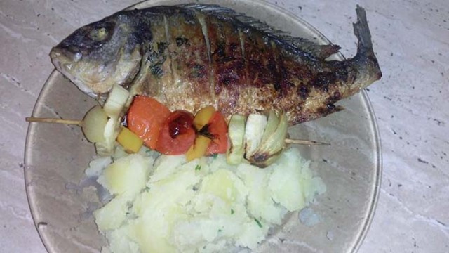 Dorada la gratar cu cartofi zdrobiti si frigarui de legume